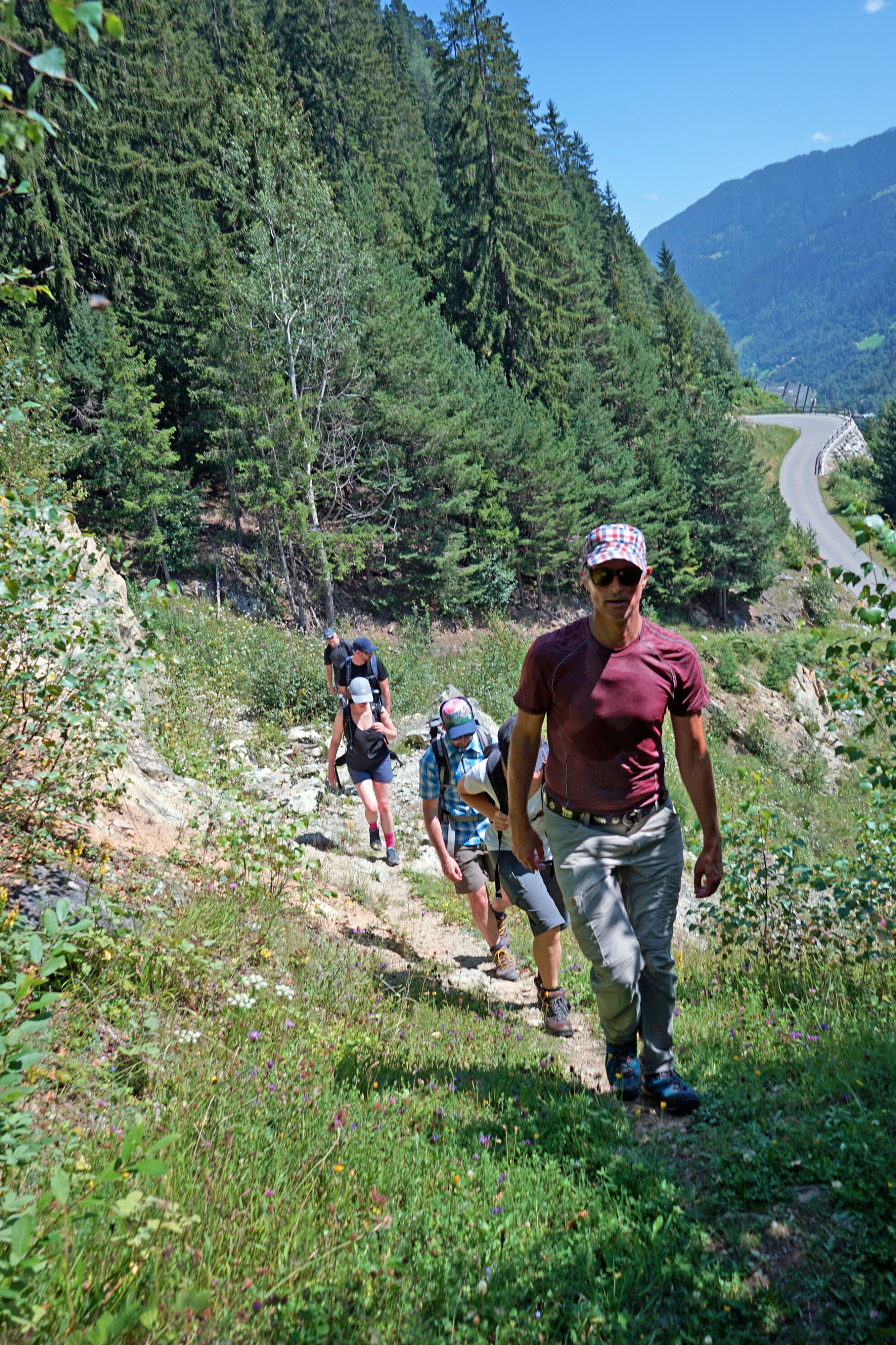 Erster steiler Anstieg – Sagenhafter Wanderführer Surselva